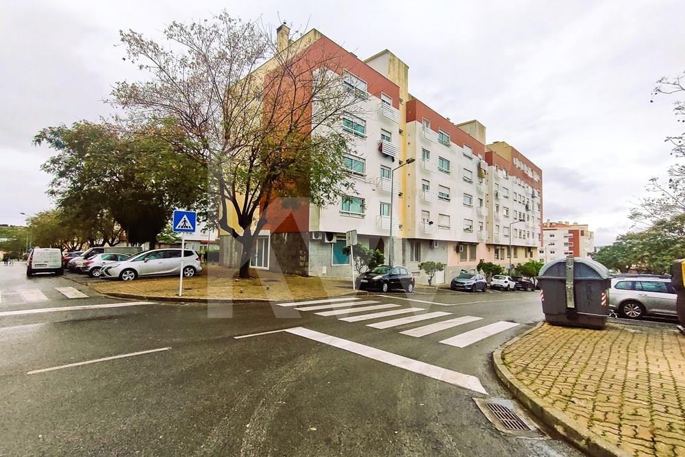 Espaço Ccomercial de gaveto em Prior Velho (perto de Sacavém e Lisboa ...