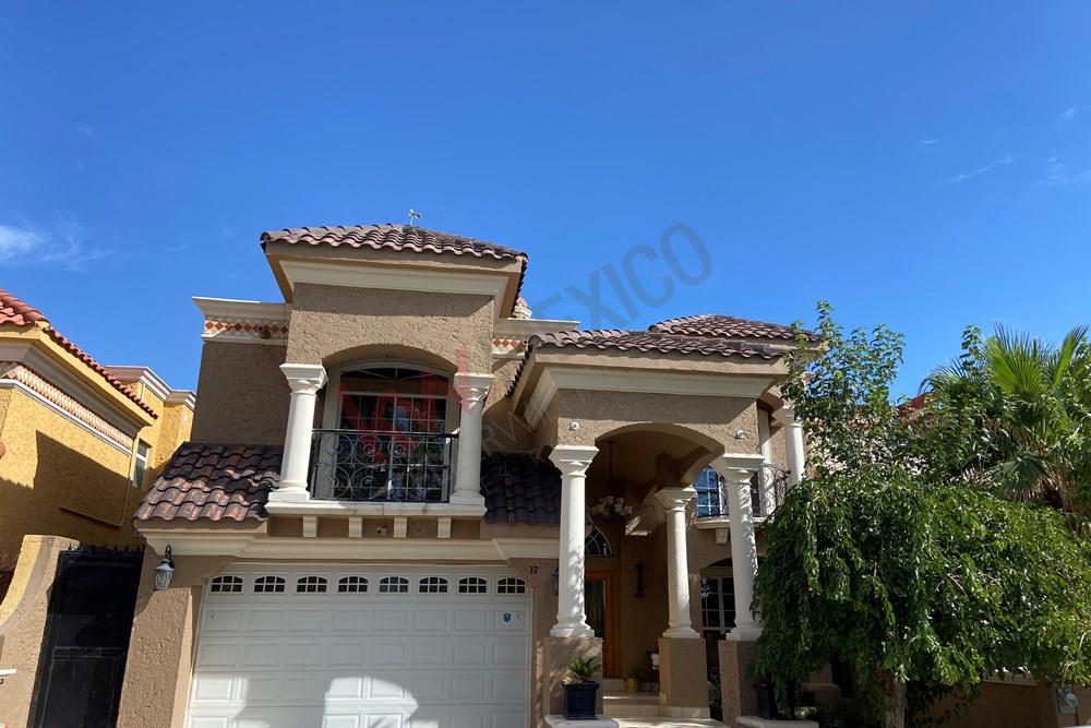 EN VENTA CASA CON ALBERCA