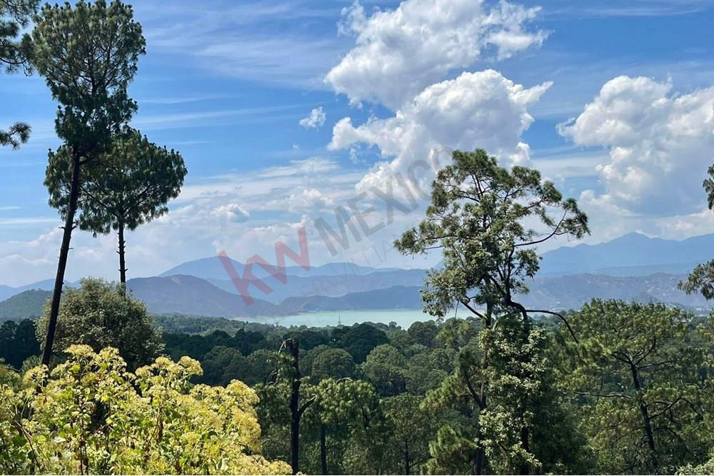 TERRENO EN VENTA EN VALLE DE BRAVO CON VISTA AL LAGO EN AVANDARO CENTRO