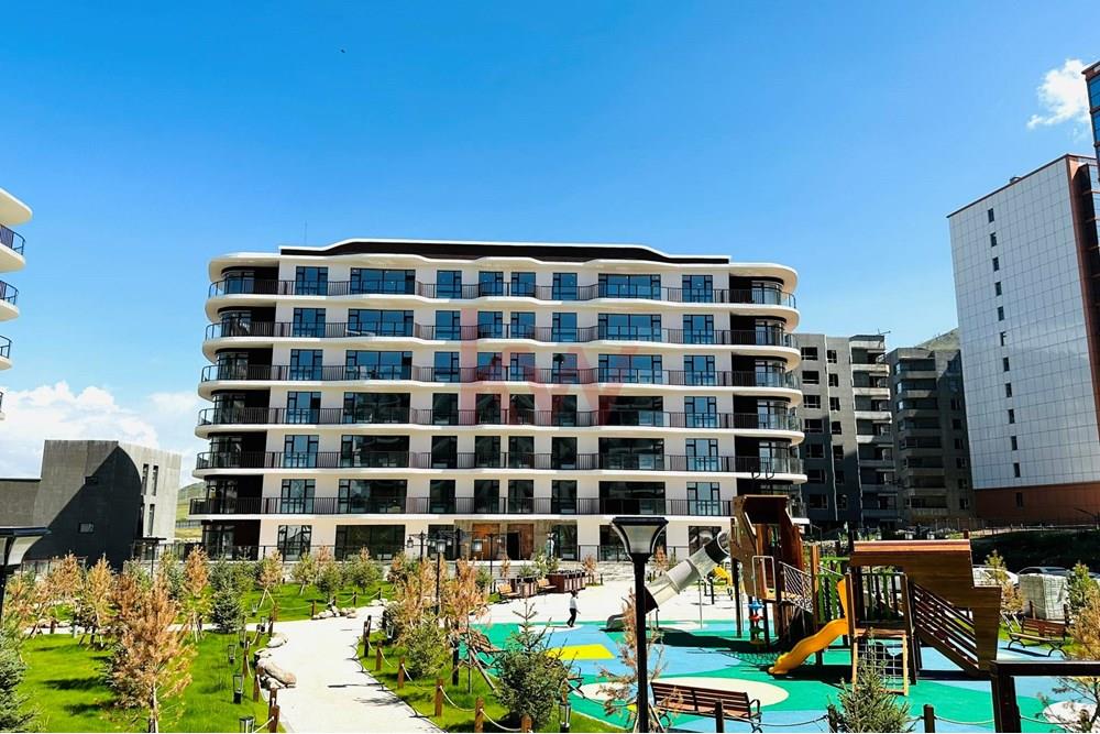 Яармагийн Арцатын аманд байрлах Томьёо сургууль болон Смарт сургуулийн хажууд Буянт Гарден