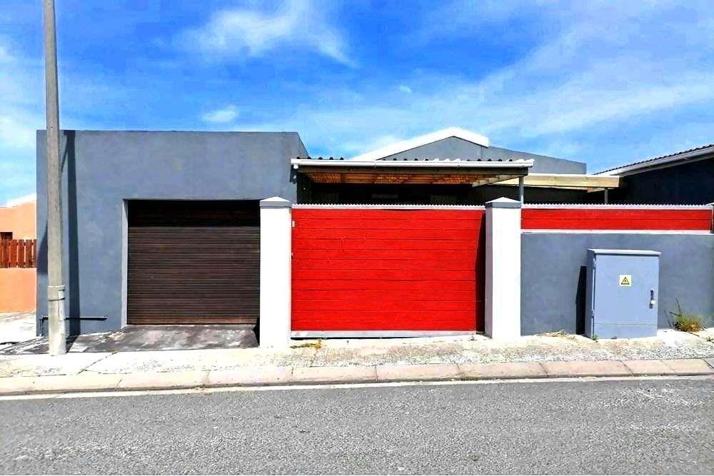 Spacious 3 Bedroom in Strandfontein