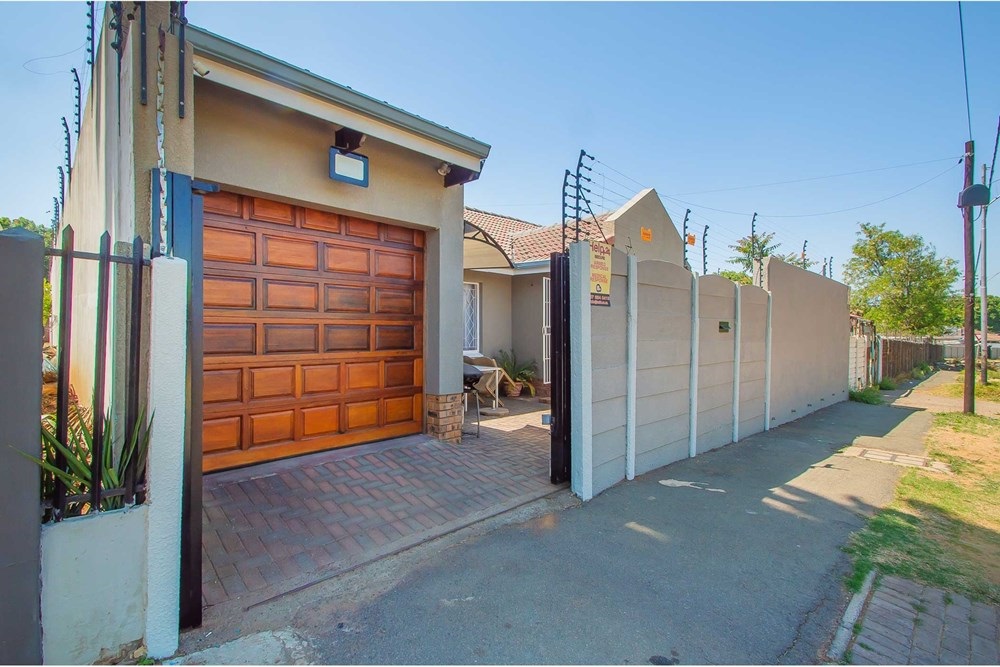 Two identical homes on one property both 3 bedrooms 2 bathrooms 2x ...