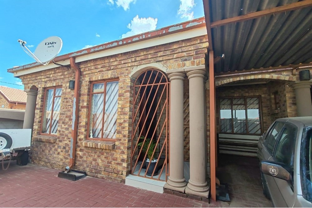 "Stunning 3-Bed Home in Prime Embalenhle Location"