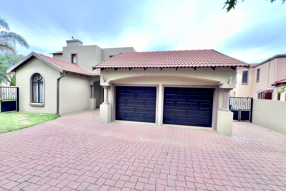 TUSCAN VILLA HOME IN PRIME SECURE ESTATE IN MIDRAND! NEAR THE CLUBHOUSE ...