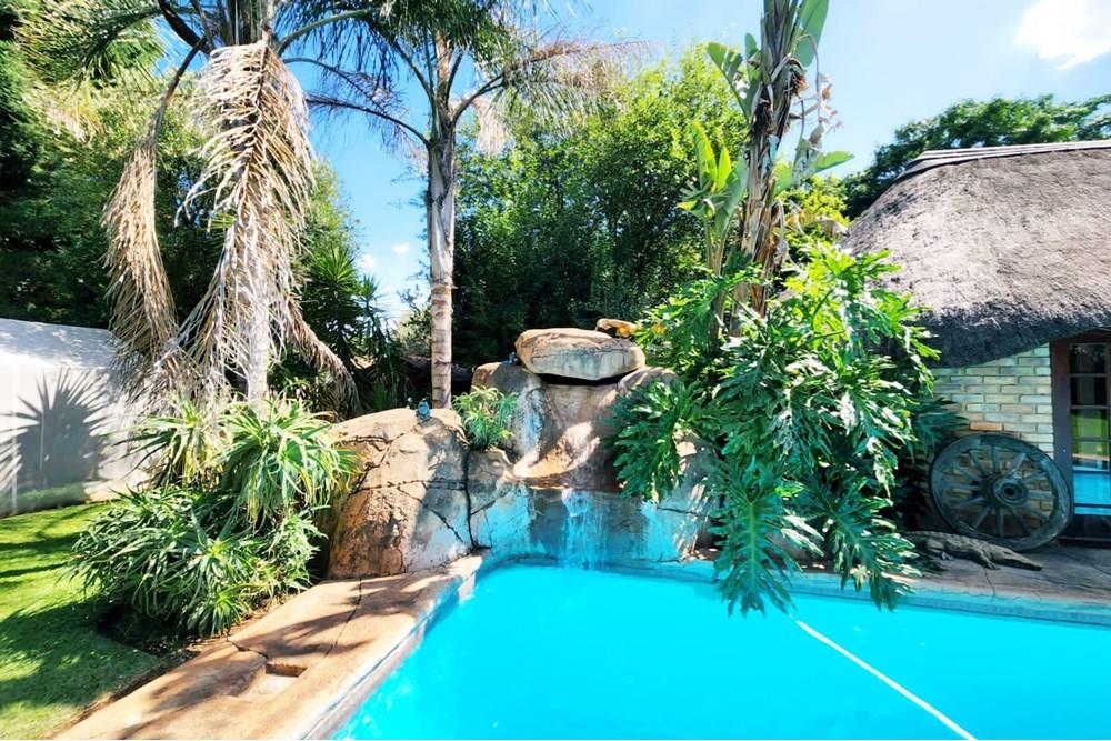 Neat 5 Bedroom Double Storey House with Lapa, Fountain Swimming pool ...