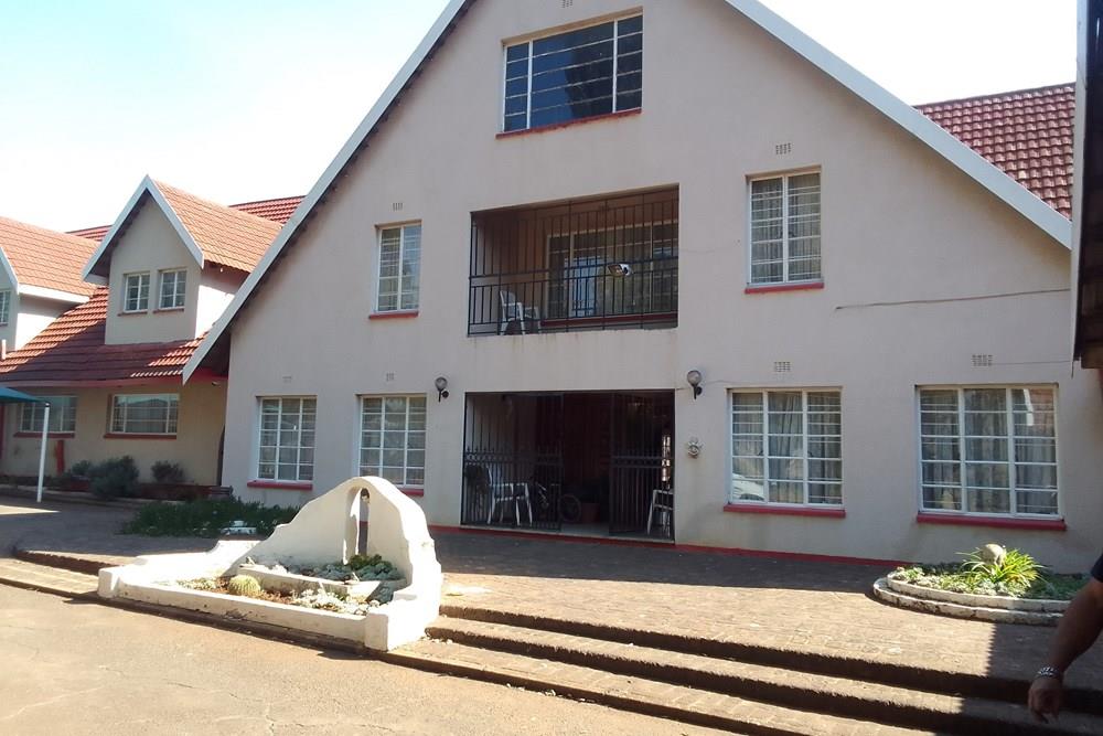 2.1 Hectare Farm with 10 Bed House 2 Bed Cottage on Busy Main Road for ...