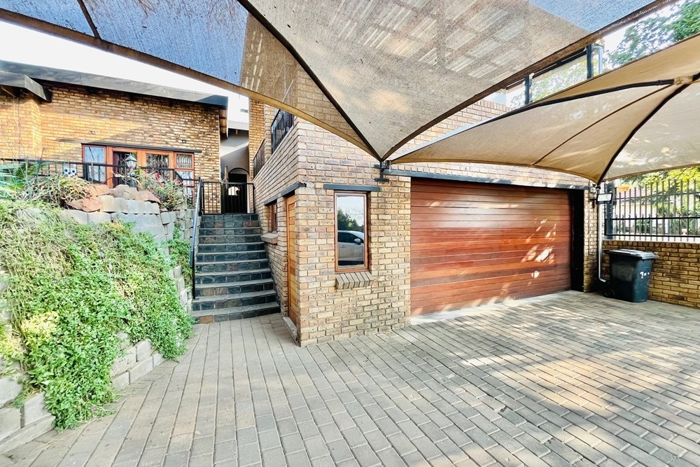 NEAT AS A PIN AND PERFECT LOCK-UP AND GO FAMILY HOME