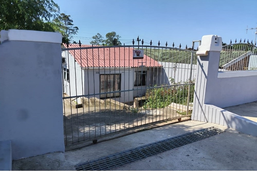 2-Bedroom Simplex for Sale – Prime Shastri Park Location!