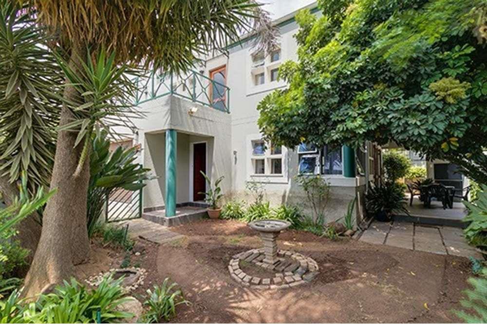 Very Private Corner Unit In Sort After Secure Complex ,Close to ...