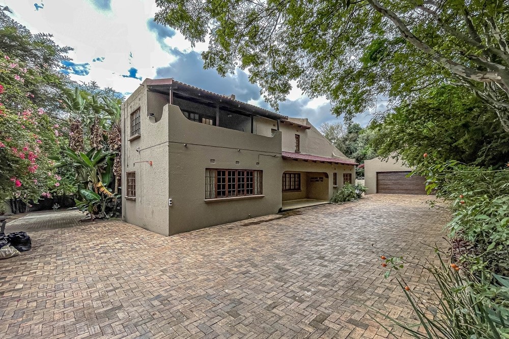 BOOMED OFF AREA: NEWLY RENOVATED 4 BEDS 2.5 BATHS, BAR, POOL & SQ