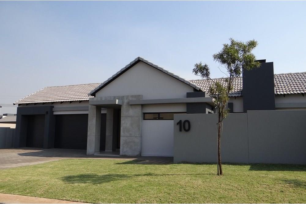 4 Bedroom House in Midstream Meadows