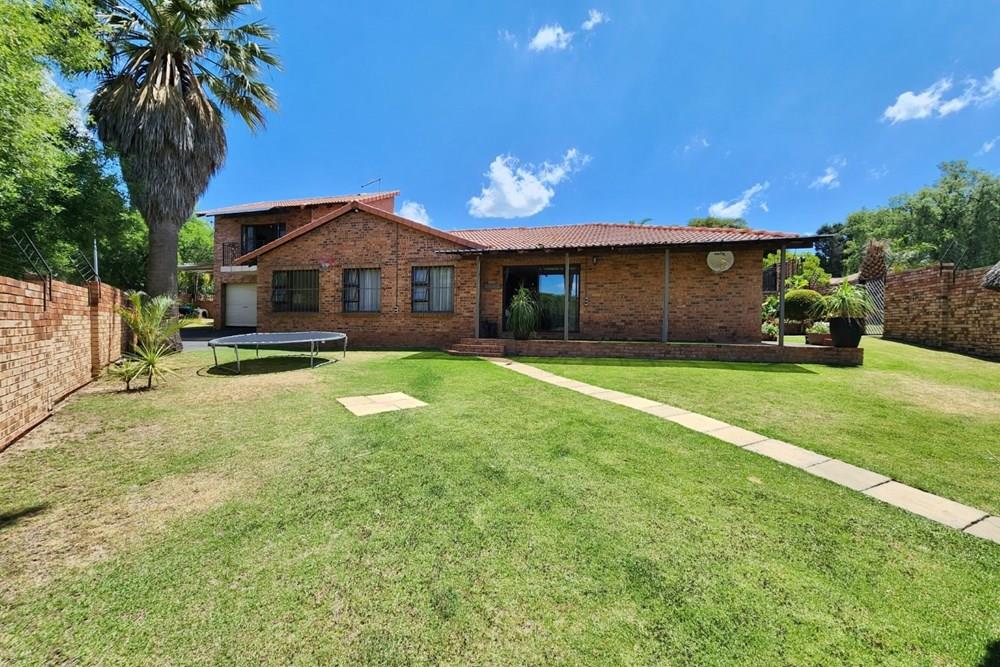 Enchanting Family Oasis in Randpark Ridge: A Perfect Blend of Comfort ...