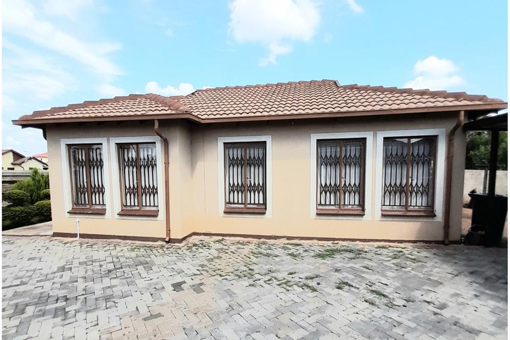 Must see Bali roof style house for sale at Nkwe country estate in Rosslyn