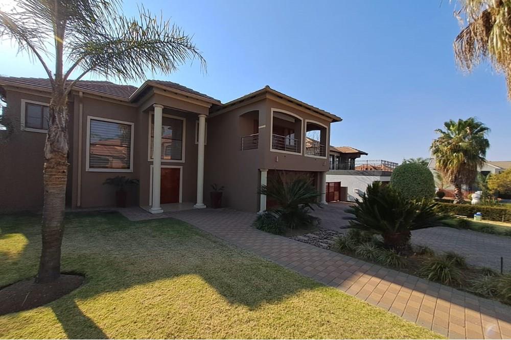 Luxury 5- Bedroom house in Valley View Estate,Centurion