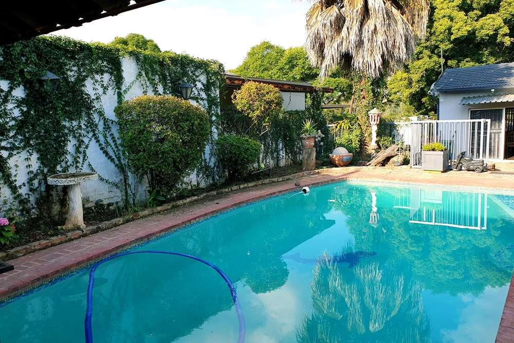 Beautiful house with pool, lapa and 2 bedroom flat for sale