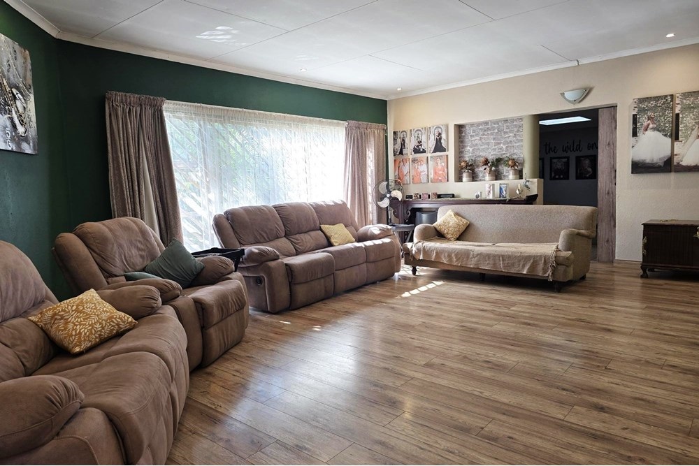 Boomed Security Area - Well Located 3 Bed / 2 Bath